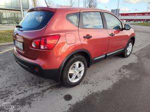 Red Nissan Qashqai 2009 in Panevezys, with an engine capacity of 1.60 L and mileage of 316 thousand km for 3400 €, photo 6 on AUTOMOTO.COM.LV