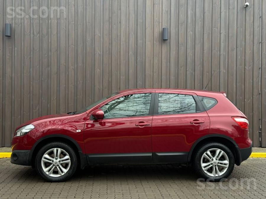 Red Nissan Qashqai 2010 in Riga, with an engine capacity of 2.00 L and mileage of 241 thousand km for 4990 €, photo 3 on AUTOMOTO.COM.LV