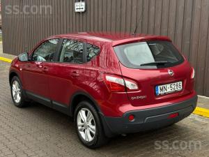 Red Nissan Qashqai 2010 in Riga, with an engine capacity of 2.00 L and mileage of 241 thousand km for 4990 €, photo 4 on AUTOMOTO.COM.LV