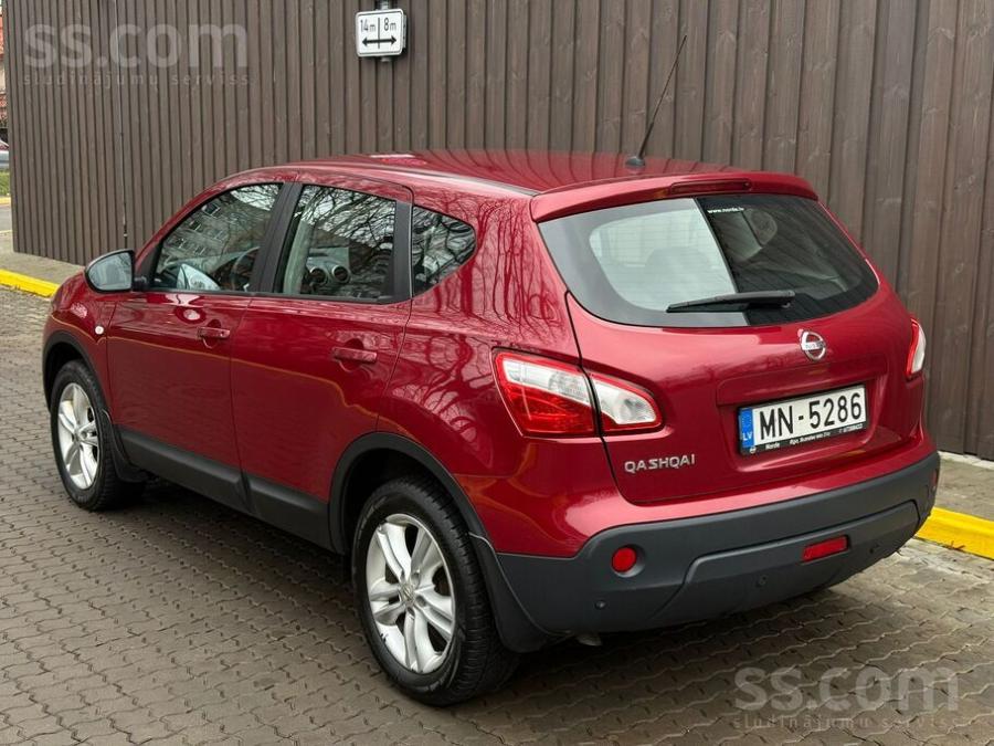 Red Nissan Qashqai 2010 in Riga, with an engine capacity of 2.00 L and mileage of 241 thousand km for 4990 €, photo 4 on AUTOMOTO.COM.LV