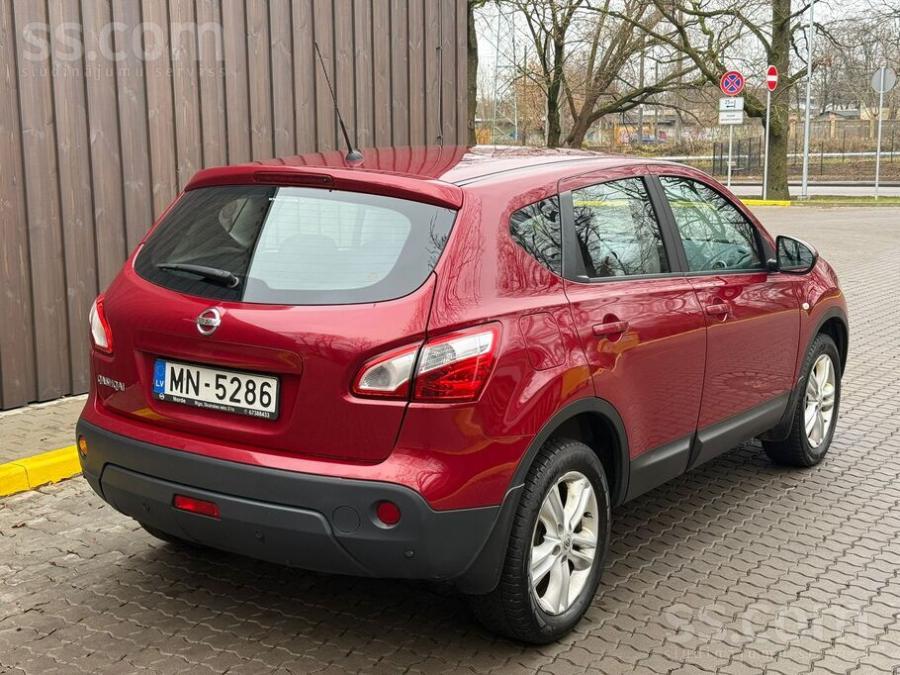 Red Nissan Qashqai 2010 in Riga, with an engine capacity of 2.00 L and mileage of 241 thousand km for 4990 €, photo 5 on AUTOMOTO.COM.LV