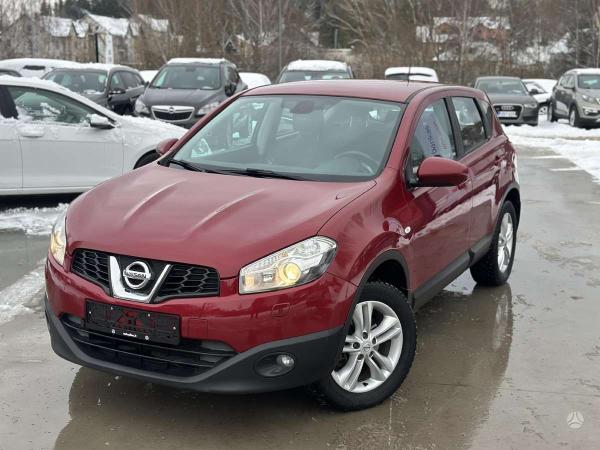 Red Nissan Qashqai 2010 in Alytus, with an engine capacity of 1.60 L and mileage of 226 thousand km for 5650 €, photo 1 on AUTOMOTO.COM.LV