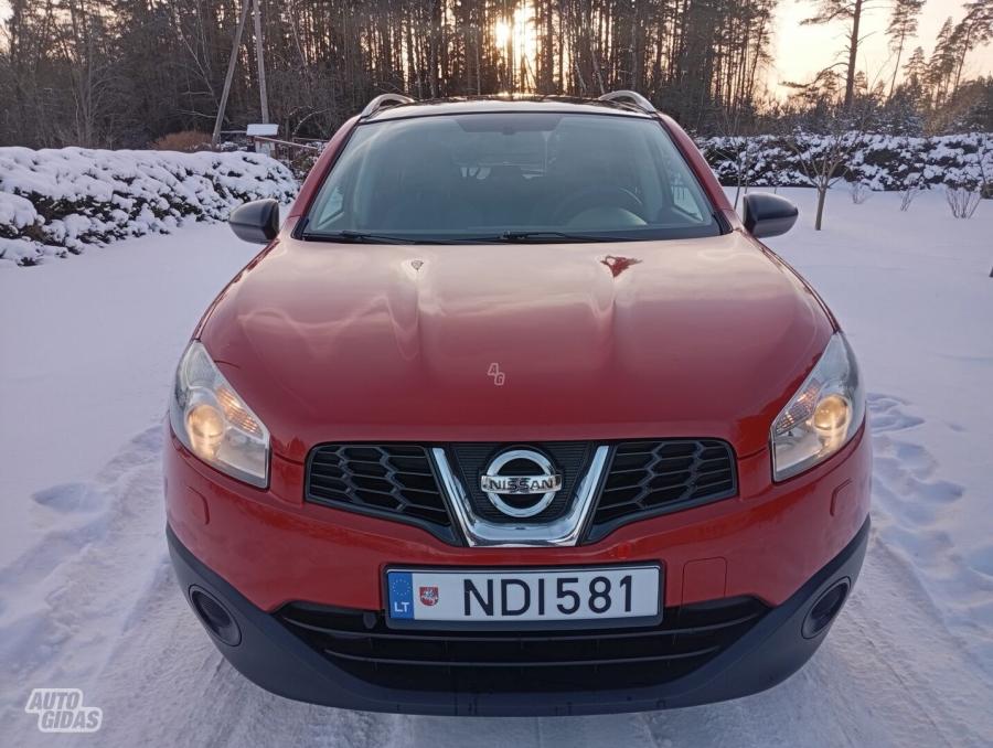 Red Nissan Qashqai 2010 in Vilnius, with an engine capacity of 1.50 L and mileage of 282 thousand km for 4550 €, photo 2 on AUTOMOTO.COM.LV