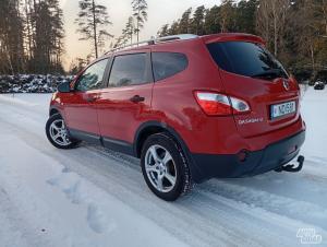 Red Nissan Qashqai 2010 in Vilnius, with an engine capacity of 1.50 L and mileage of 282 thousand km for 4550 €, photo 4 on AUTOMOTO.COM.LV
