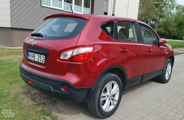 Red Nissan Qashqai 2010 in Vilnius, with an engine capacity of 1.60 L and mileage of 194 thousand km for 5000 €, photo 2 on AUTOMOTO.COM.LV