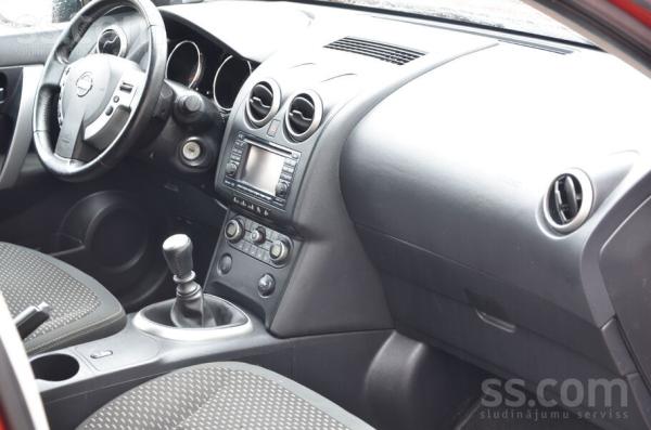 Red Nissan Qashqai 2010 in Riga, with an engine capacity of 1.50 L and mileage of 230 thousand km for 3200 €, photo 5 on AUTOMOTO.COM.LV