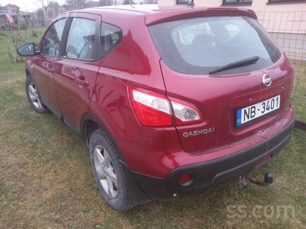 Red Nissan Qashqai 2011 in Jelgava, with an engine capacity of 2.00 L and mileage of 277 thousand km for 4700 €, photo 5 on AUTOMOTO.COM.LV