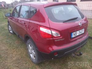 Red Nissan Qashqai 2011 in Jelgava, with an engine capacity of 2.00 L and mileage of 277 thousand km for 4700 €, photo 5 on AUTOMOTO.COM.LV