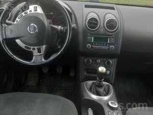 Red Nissan Qashqai 2011 in Jelgava, with an engine capacity of 2.00 L and mileage of 277 thousand km for 4700 €, photo 8 on AUTOMOTO.COM.LV