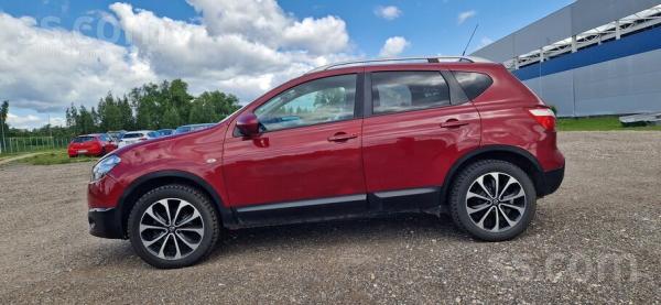 Red Nissan Qashqai 2011 in Daugavpils, with an engine capacity of 1.50 L and mileage of 283 thousand km for 5350 €, photo 2 on AUTOMOTO.COM.LV