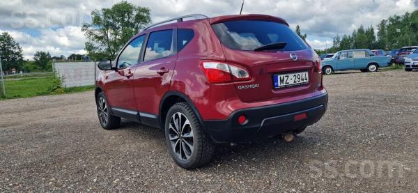 Red Nissan Qashqai 2011 in Daugavpils, with an engine capacity of 1.50 L and mileage of 283 thousand km for 5350 €, photo 3 on AUTOMOTO.COM.LV