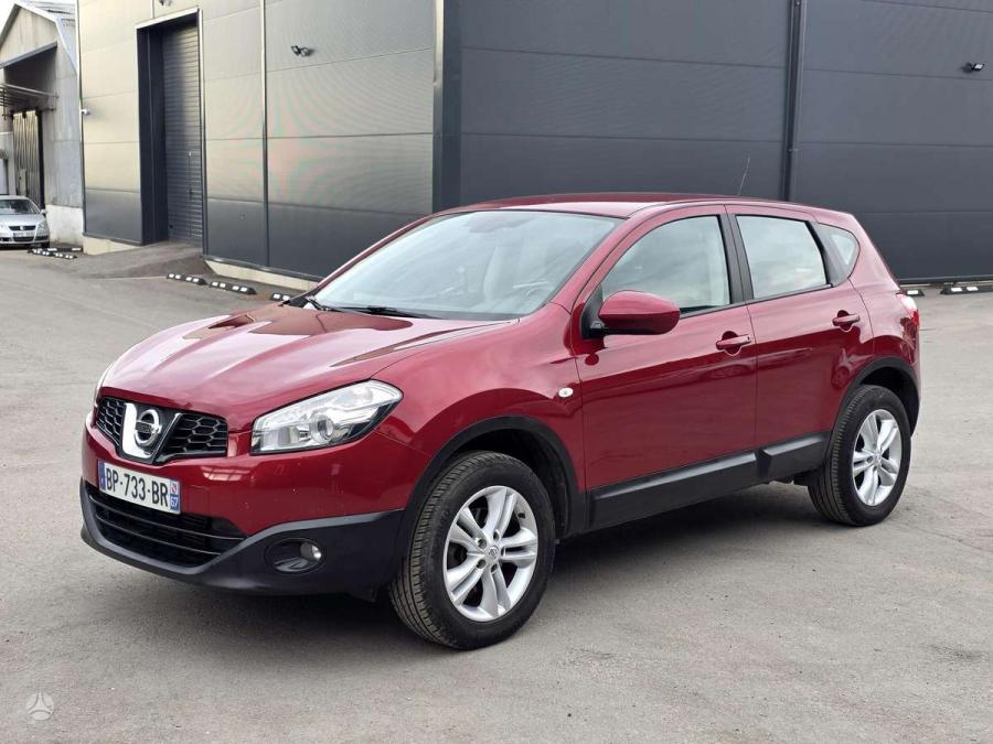 Red Nissan Qashqai 2011 in Taurage, with an engine capacity of 1.46 L and mileage of 218 thousand km for 3800 €, photo 1 on AUTOMOTO.COM.LV