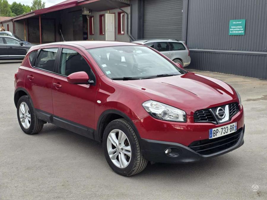 Red Nissan Qashqai 2011 in Taurage, with an engine capacity of 1.46 L and mileage of 218 thousand km for 3800 €, photo 3 on AUTOMOTO.COM.LV