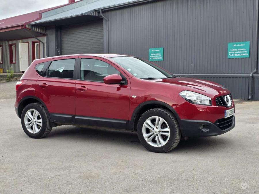 Red Nissan Qashqai 2011 in Taurage, with an engine capacity of 1.46 L and mileage of 218 thousand km for 3800 €, photo 4 on AUTOMOTO.COM.LV