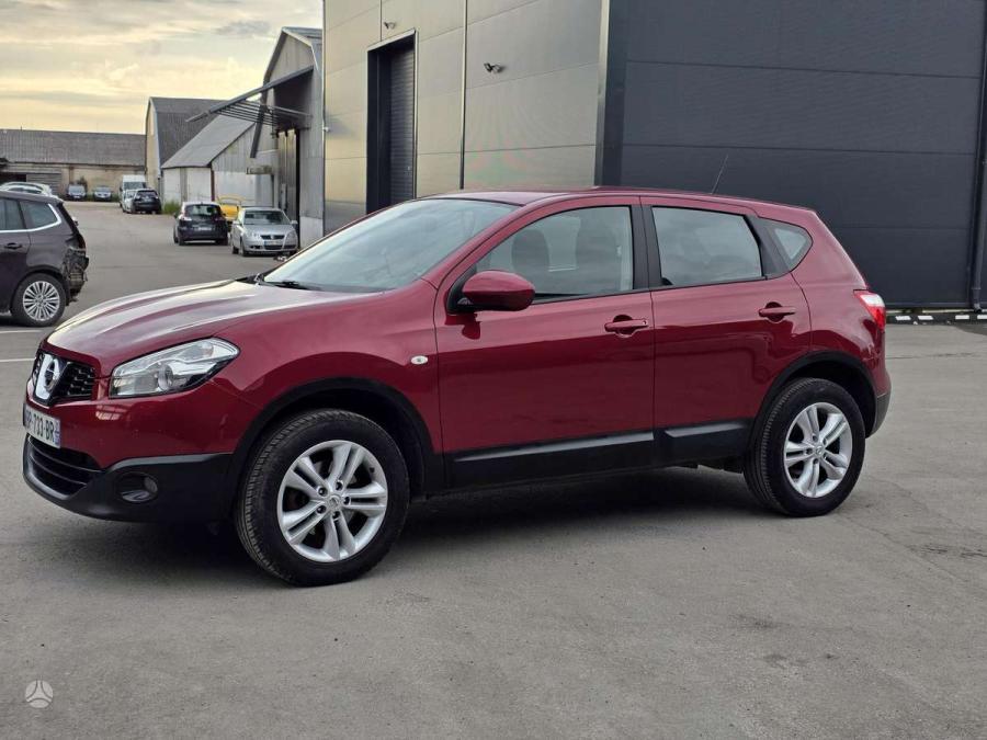 Red Nissan Qashqai 2011 in Taurage, with an engine capacity of 1.46 L and mileage of 218 thousand km for 3800 €, photo 5 on AUTOMOTO.COM.LV