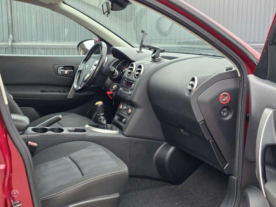 Red Nissan Qashqai 2011 in Taurage, with an engine capacity of 1.46 L and mileage of 218 thousand km for 3800 €, photo 8 on AUTOMOTO.COM.LV