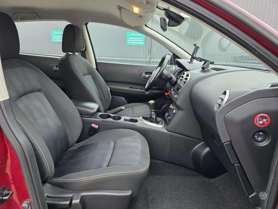 Red Nissan Qashqai 2011 in Taurage, with an engine capacity of 1.46 L and mileage of 218 thousand km for 3800 €, photo 9 on AUTOMOTO.COM.LV
