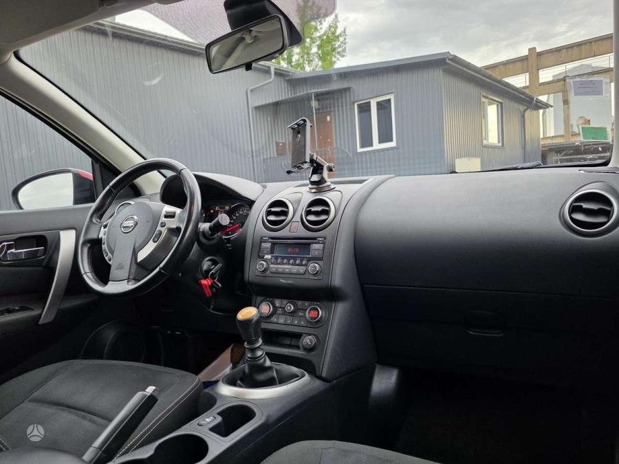 Red Nissan Qashqai 2011 in Taurage, with an engine capacity of 1.46 L and mileage of 218 thousand km for 3800 €, photo 11 on AUTOMOTO.COM.LV