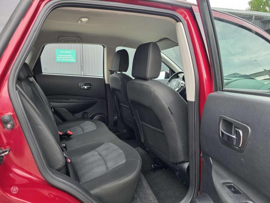 Red Nissan Qashqai 2011 in Taurage, with an engine capacity of 1.46 L and mileage of 218 thousand km for 3800 €, photo 12 on AUTOMOTO.COM.LV