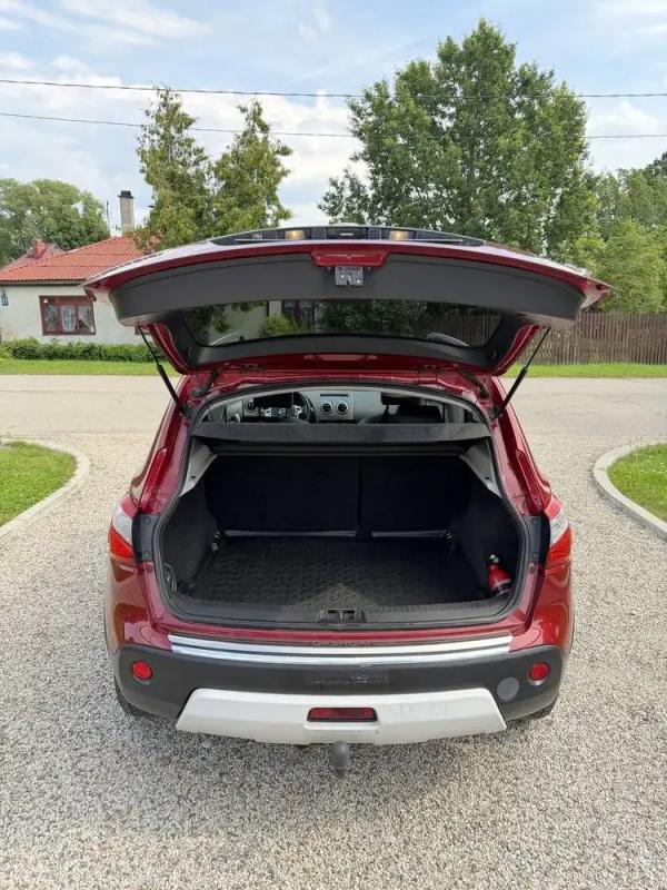 Red Nissan Qashqai 2011 in Ventspils, with an engine capacity of 2.00 L and mileage of 177 thousand km for 5500 €, photo 7 on AUTOMOTO.COM.LV