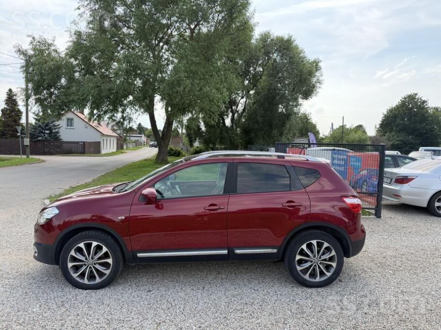 Red Nissan Qashqai 2011 in Ventspils, with an engine capacity of 2.00 L and mileage of 177 thousand km for 5990 €, photo 5 on AUTOMOTO.COM.LV