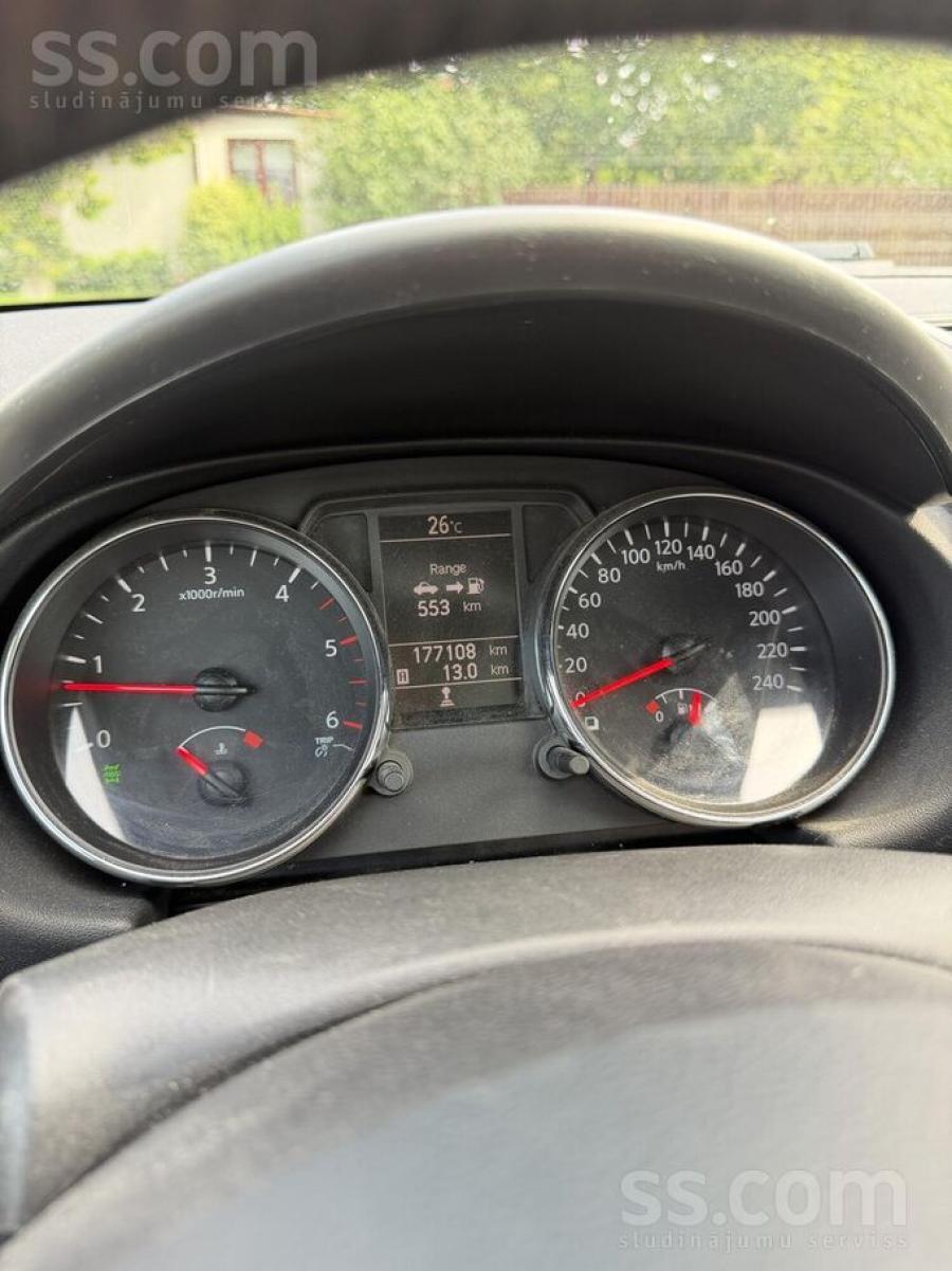 Red Nissan Qashqai 2011 in Ventspils, with an engine capacity of 2.00 L and mileage of 177 thousand km for 5990 €, photo 12 on AUTOMOTO.COM.LV