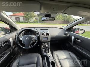 Red Nissan Qashqai 2011 in Ventspils, with an engine capacity of 2.00 L and mileage of 177 thousand km for 5990 €, photo 15 on AUTOMOTO.COM.LV