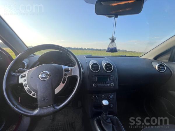 Red Nissan Qashqai 2012 in Jelgava, with an engine capacity of 1.50 L and mileage of 200 thousand km for 4999 €, photo 3 on AUTOMOTO.COM.LV