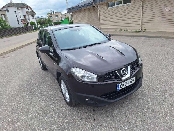 Red Nissan Qashqai 2012 in Marijampole, with an engine capacity of 1.60 L and mileage of 196 thousand km for 5100 €, photo 1 on AUTOMOTO.COM.LV
