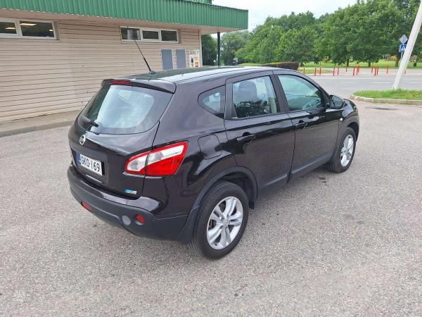 Red Nissan Qashqai 2012 in Marijampole, with an engine capacity of 1.60 L and mileage of 196 thousand km for 5100 €, photo 3 on AUTOMOTO.COM.LV
