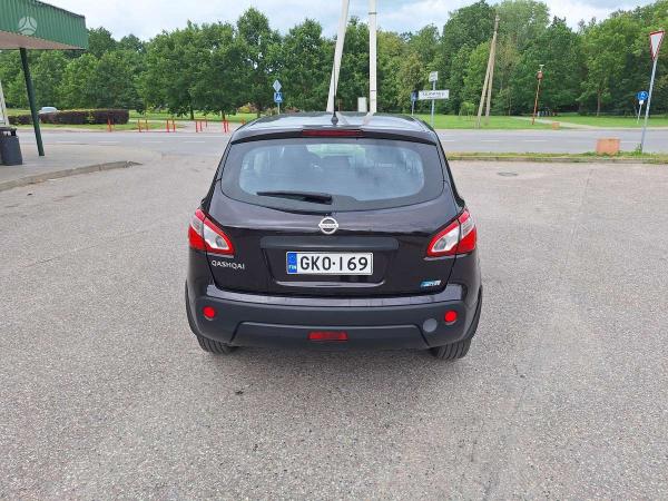 Red Nissan Qashqai 2012 in Marijampole, with an engine capacity of 1.60 L and mileage of 196 thousand km for 5100 €, photo 4 on AUTOMOTO.COM.LV