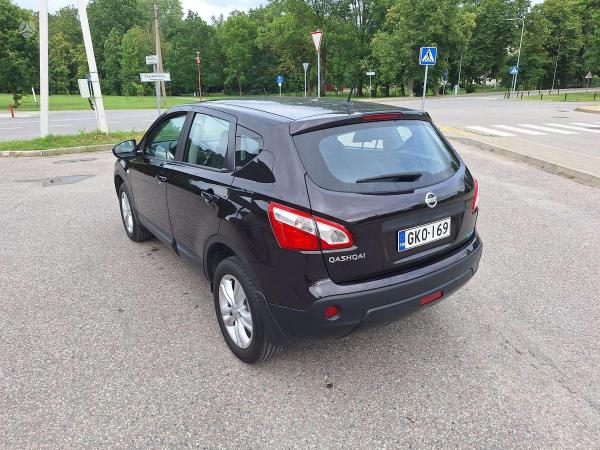 Red Nissan Qashqai 2012 in Marijampole, with an engine capacity of 1.60 L and mileage of 196 thousand km for 5100 €, photo 5 on AUTOMOTO.COM.LV