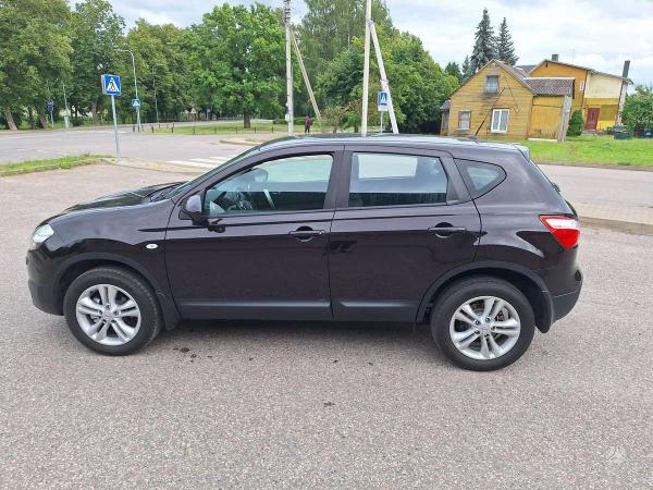 Red Nissan Qashqai 2012 in Marijampole, with an engine capacity of 1.60 L and mileage of 196 thousand km for 5100 €, photo 6 on AUTOMOTO.COM.LV