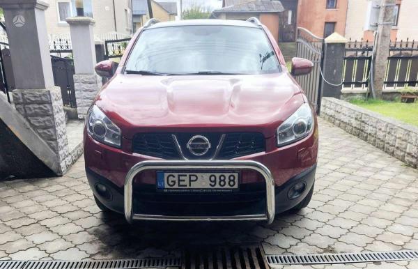 Red Nissan Qashqai 2012 in Panevezys, with an engine capacity of 1.60 L and mileage of 53 thousand km for 8000 €, photo 1 on AUTOMOTO.COM.LV