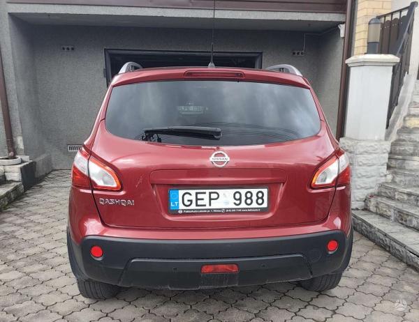 Red Nissan Qashqai 2012 in Panevezys, with an engine capacity of 1.60 L and mileage of 53 thousand km for 8000 €, photo 2 on AUTOMOTO.COM.LV