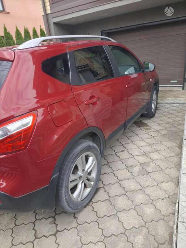Red Nissan Qashqai 2012 in Panevezys, with an engine capacity of 1.60 L and mileage of 53 thousand km for 8000 €, photo 4 on AUTOMOTO.COM.LV