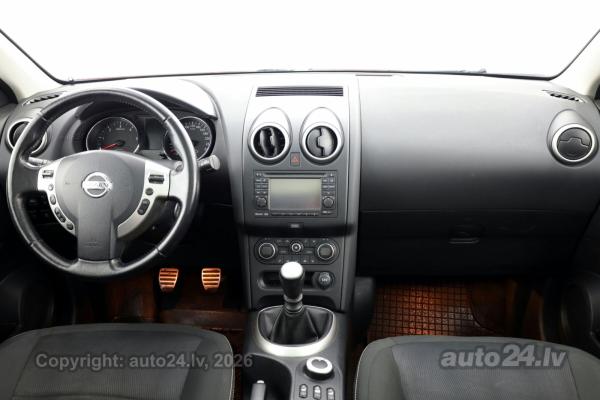 Red Nissan Qashqai 2012 in Tallinn, with an engine capacity of 1.60 L and mileage of 339 thousand km for 3499 €, photo 6 on AUTOMOTO.COM.LV