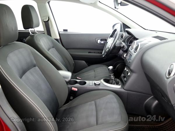 Red Nissan Qashqai 2012 in Tallinn, with an engine capacity of 1.60 L and mileage of 339 thousand km for 3499 €, photo 7 on AUTOMOTO.COM.LV