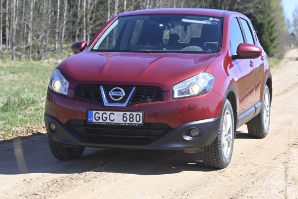 Sarkans Nissan Qashqai 2013 Viļņa, ar dzinēja tilpumu 1.60 L un nobraukumu 216 tūkst. km par 4000 €, foto 1 vietnē AUTOMOTO.COM.LV