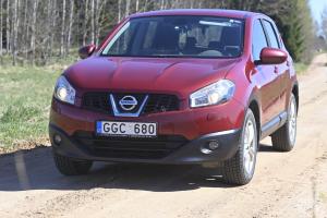Sarkans Nissan Qashqai 2013 Viļņa, ar dzinēja tilpumu 1.60 L un nobraukumu 216 tūkst. km par 4000 €, foto  vietnē AUTOMOTO.COM.LV