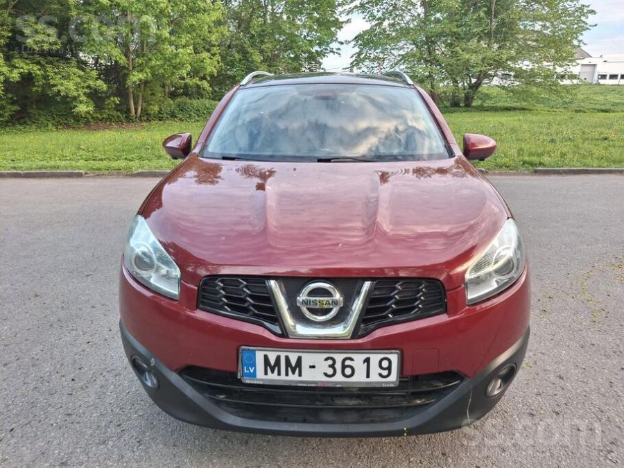 Red Nissan Qashqai 2013 in Riga, with an engine capacity of 1.60 L and mileage of 234 thousand km for 6000 €, photo 3 on AUTOMOTO.COM.LV