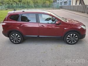 Red Nissan Qashqai 2013 in Riga, with an engine capacity of 1.60 L and mileage of 234 thousand km for 6000 €, photo 4 on AUTOMOTO.COM.LV