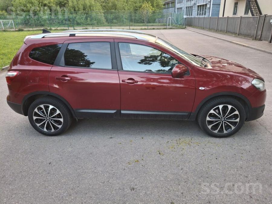 Red Nissan Qashqai 2013 in Riga, with an engine capacity of 1.60 L and mileage of 234 thousand km for 6000 €, photo 4 on AUTOMOTO.COM.LV
