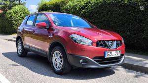 Sarkans Nissan Qashqai 2013 Viļņa, ar dzinēja tilpumu 2.00 L un nobraukumu 175 tūkst. km par 4900 €, foto  vietnē AUTOMOTO.COM.LV