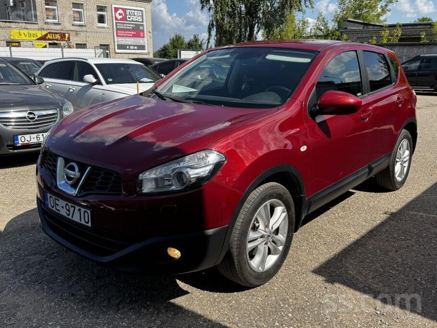 Red Nissan Qashqai 2013 in Daugavpils, with an engine capacity of 1.60 L and mileage of 0 thousand km for 5290 €, photo 4 on AUTOMOTO.COM.LV