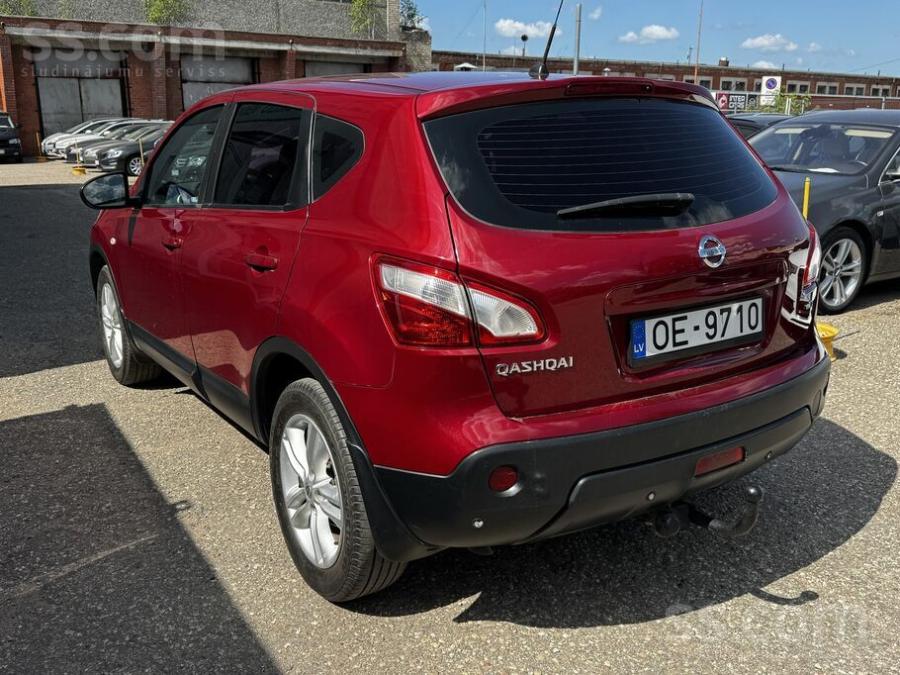 Red Nissan Qashqai 2013 in Daugavpils, with an engine capacity of 1.60 L and mileage of 0 thousand km for 5290 €, photo 5 on AUTOMOTO.COM.LV