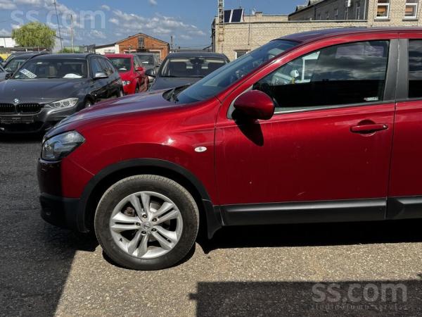 Red Nissan Qashqai 2013 in Daugavpils, with an engine capacity of 1.60 L and mileage of 0 thousand km for 5290 €, photo 7 on AUTOMOTO.COM.LV