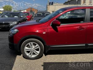 Red Nissan Qashqai 2013 in Daugavpils, with an engine capacity of 1.60 L and mileage of 0 thousand km for 5290 €, photo 8 on AUTOMOTO.COM.LV