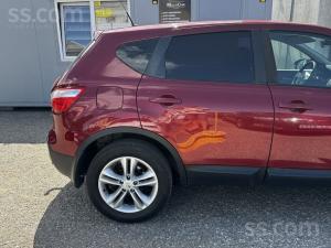Red Nissan Qashqai 2013 in Daugavpils, with an engine capacity of 1.60 L and mileage of 0 thousand km for 5290 €, photo 9 on AUTOMOTO.COM.LV