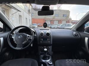 Red Nissan Qashqai 2013 in Daugavpils, with an engine capacity of 1.60 L and mileage of 0 thousand km for 5290 €, photo 12 on AUTOMOTO.COM.LV